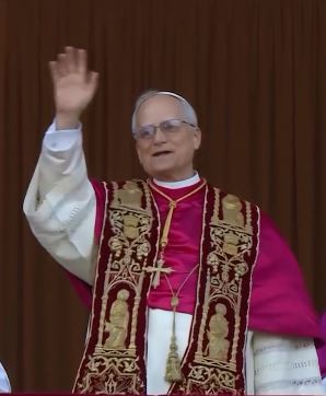 The Moment Pope Leo XIV Appeared On The Balcony Of St. Peter’s Basilica For The First Time As ...